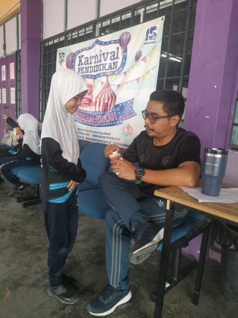 Nak buka air kotak pun minta tolong cikgu - Cikgu Mohd Fadli Salleh Online