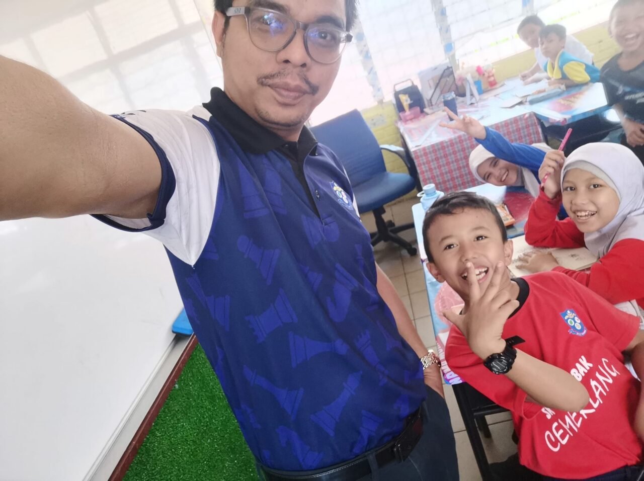 Eh, kat baju cikgu ada gambar chess. - Cikgu Fadli Online